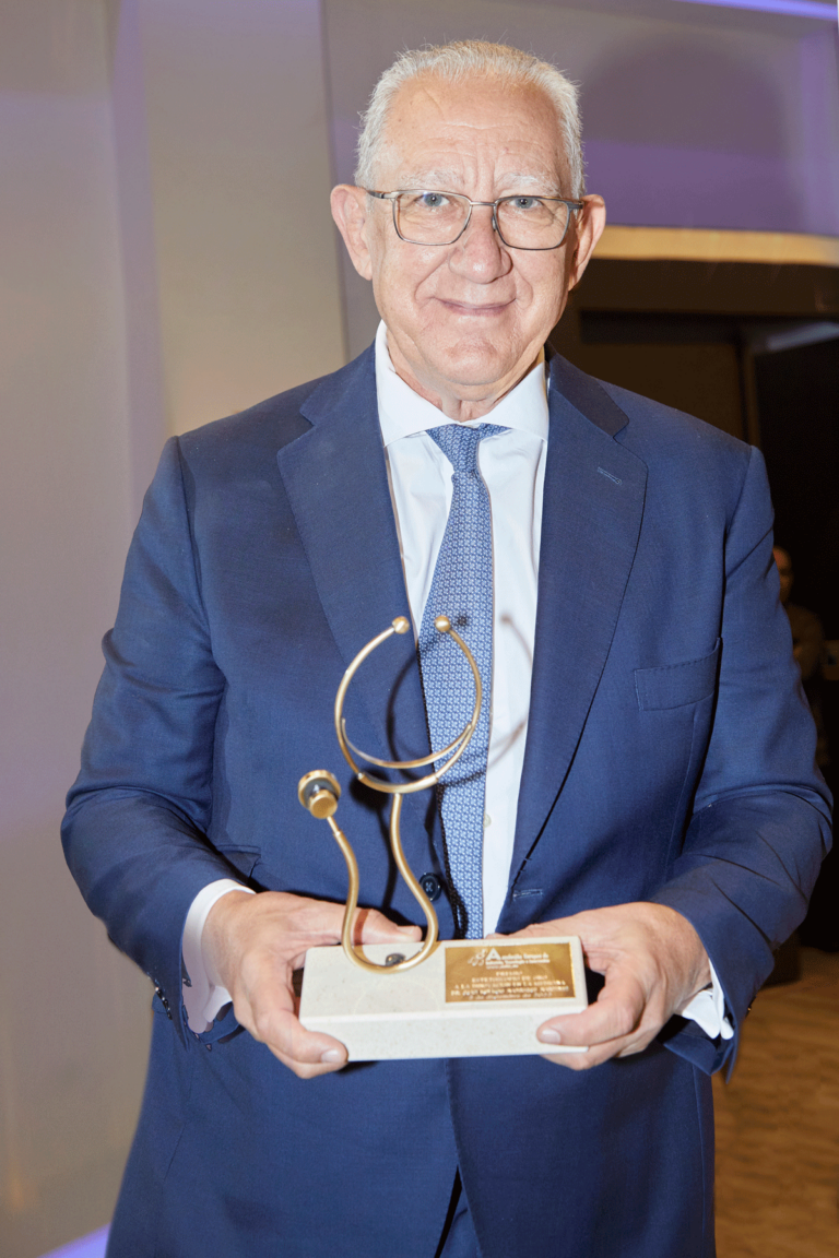 El pediatra Ignacio Manrique Martínez recibe el Premio Estetoscopio de ...